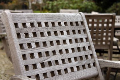 Teak in Gartenmöbeln: Herkunft, Eigenschaften, Pflege